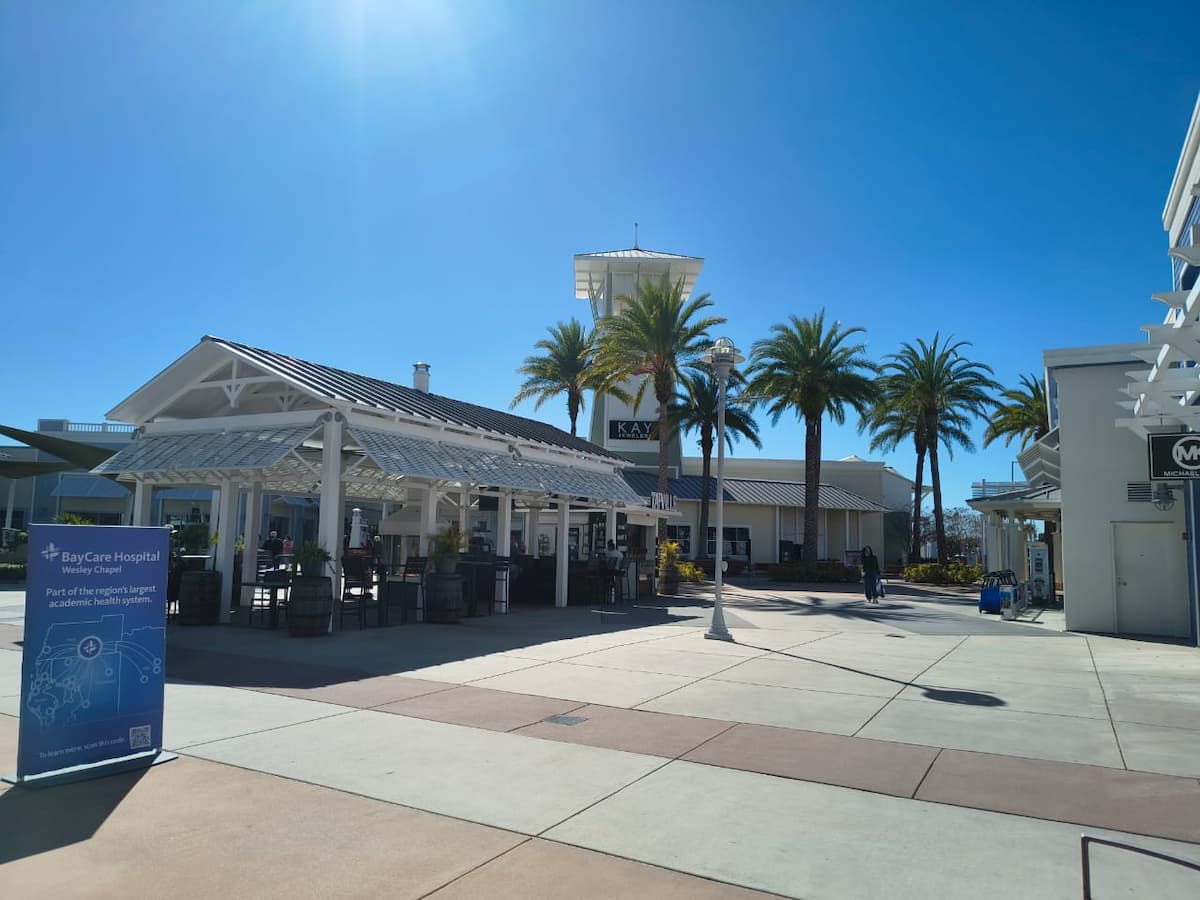 Paseo de compras entre palmeras: así es recorrer Tampa Premium Outlets ...